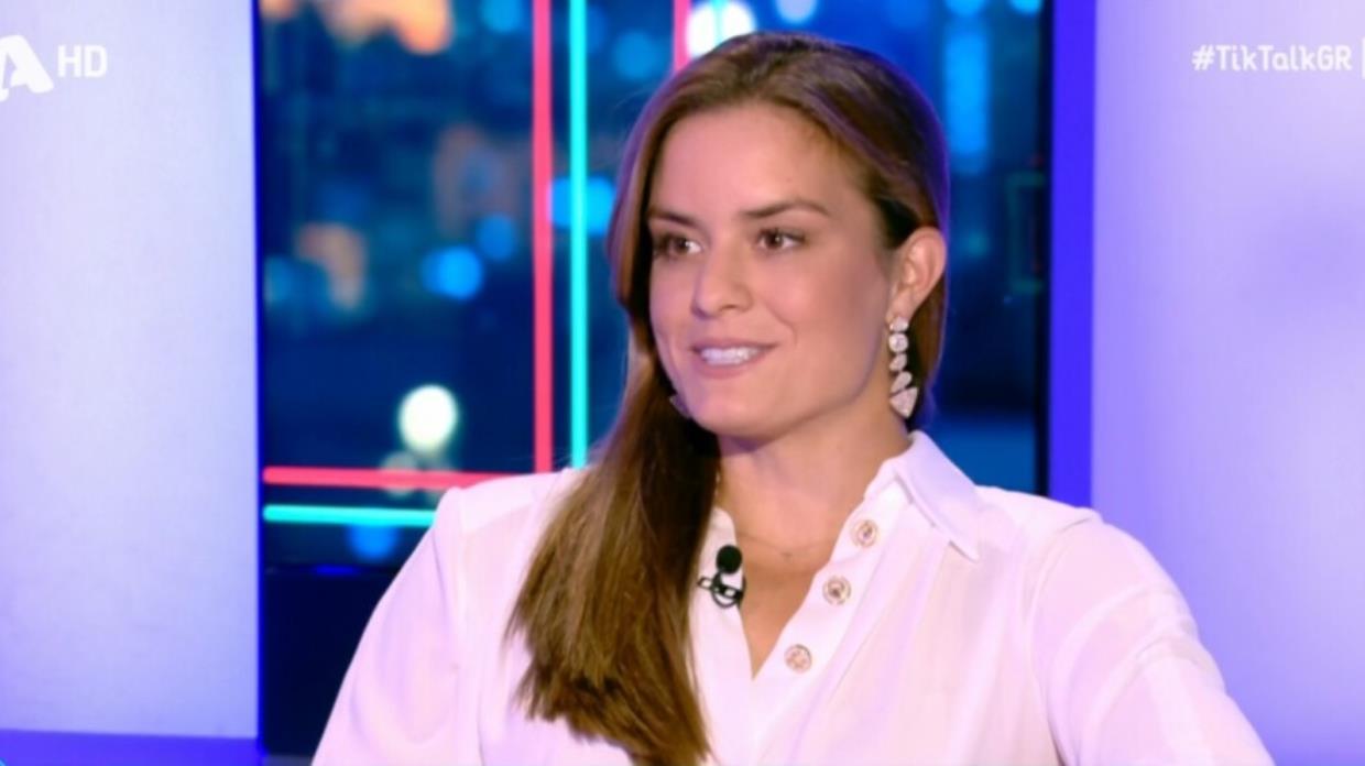ΜΑΡΙΑ ΣΑΚΚΑΡΗ: Με φόρεμα Dior σε εξώφυλλο περιοδικού